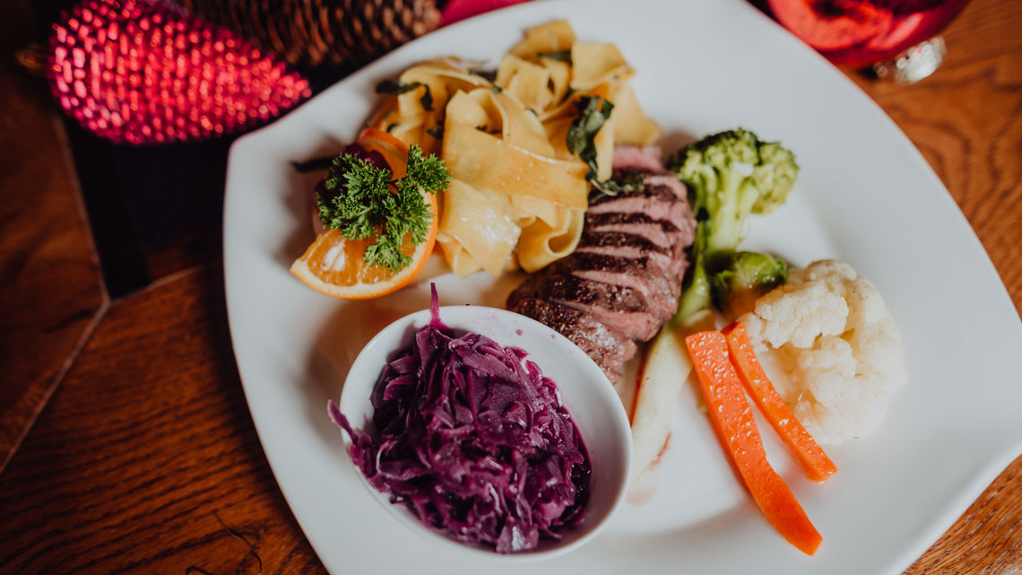 Rezept: Rehrücken mit Salbeinudeln, Blaukraut und Preiselbeer-Birne